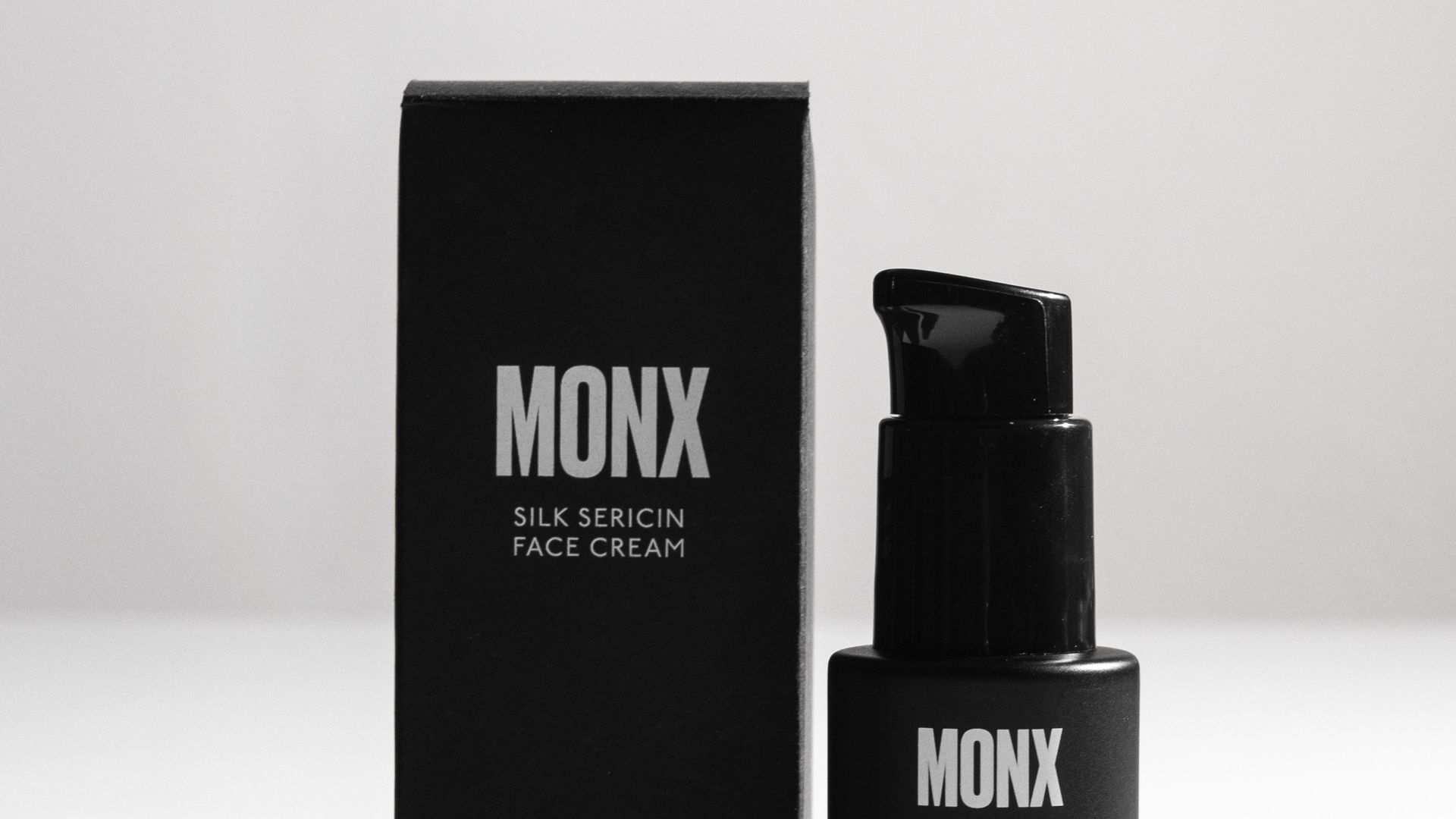 MONX: Arckrém. Férfiaknak. Magyar selyemből.